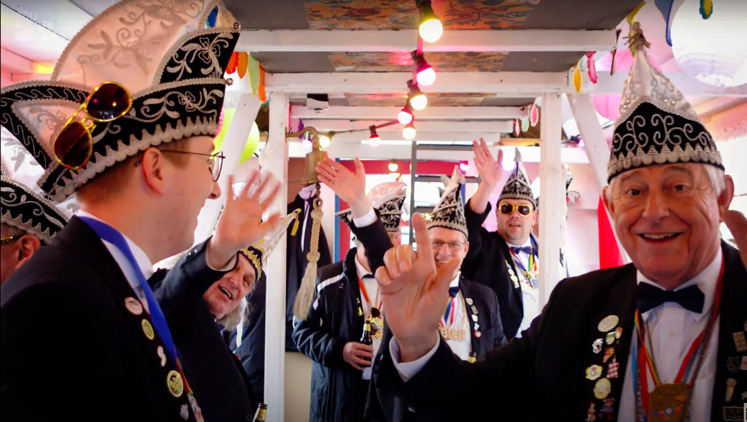 De Carnavalsoptocht in Leuth: Lachen, Dansen, en Gekkigheid!