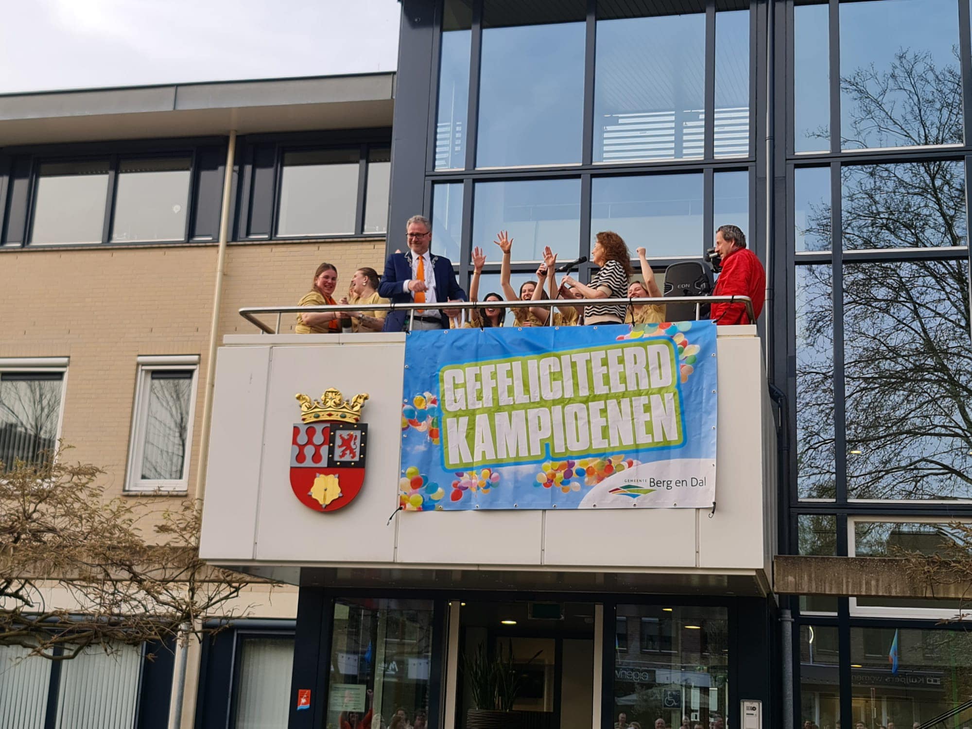 Volleybalkampioenen van Ikaros op het bordes van het gemeentehuis