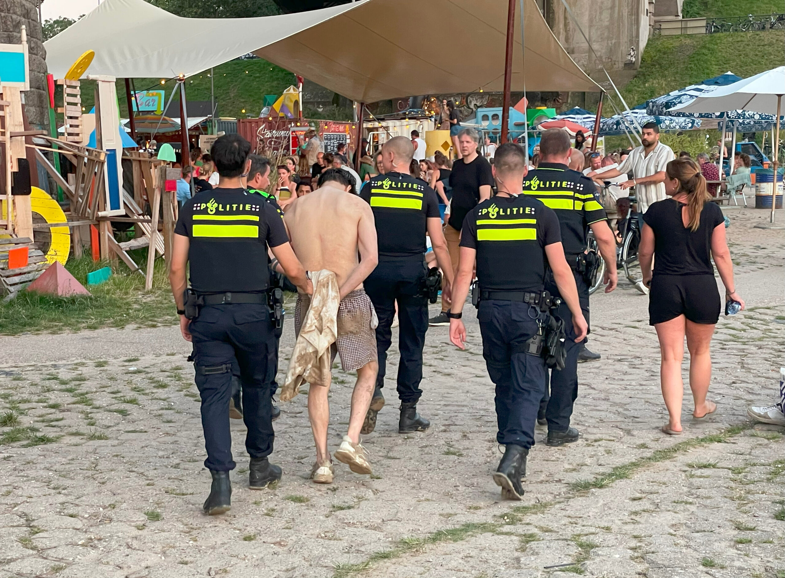 Opschudding op Strandje bij Ooypoort in Nijmegen door verward persoon ...