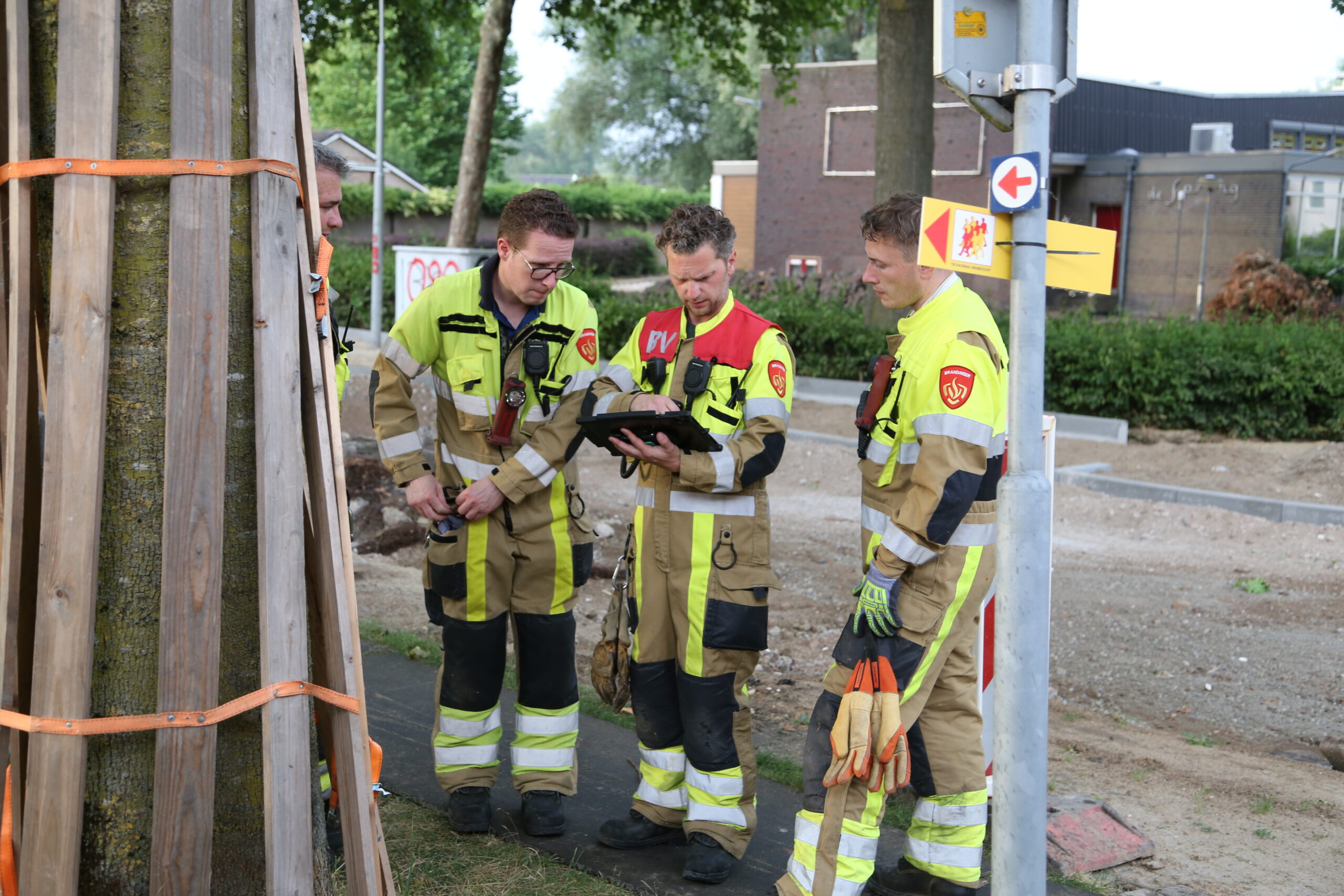 Brandweer Beek bevrijdt poes uit benarde positie in woning Ooij